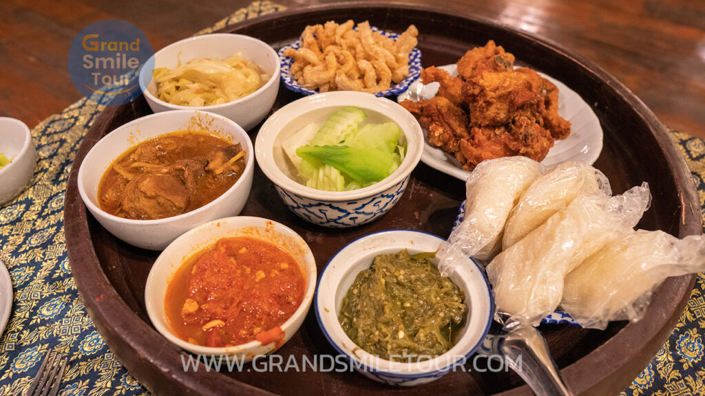 “KHANTOKE” LANNA – NORTHERN Traditional Dinner in Chiang Mai – Grand ...