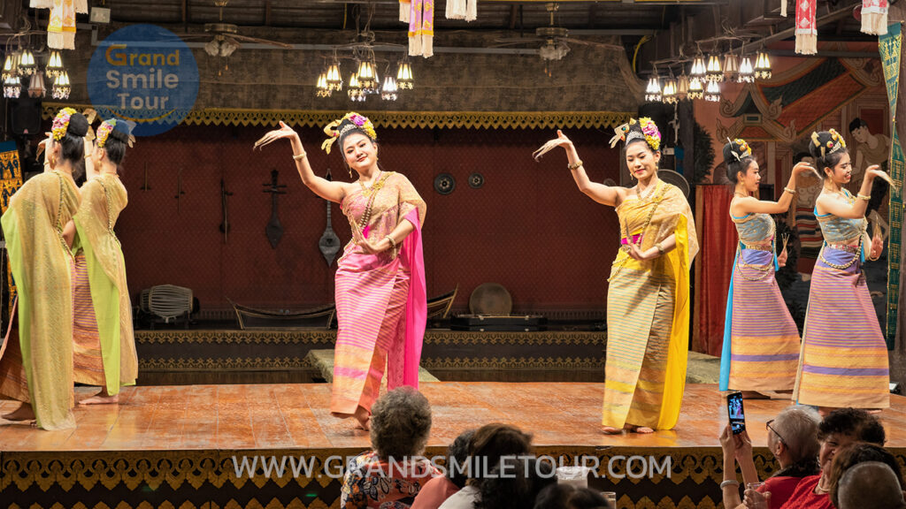 “KHANTOKE” LANNA – NORTHERN Traditional Dinner in Chiang Mai – Grand ...